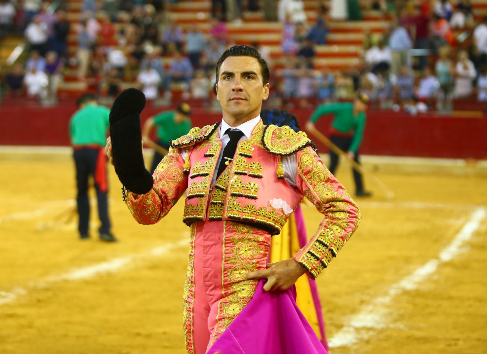 Cornada a Tomas Campo y oreja para Octavio Chacón en Ceniciento